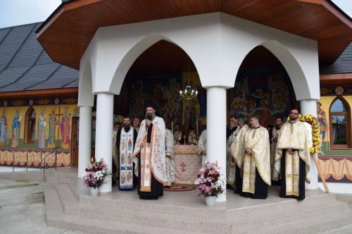 Vecernia hramului la Parohia Sfinții Împărați Roman | Arhiepiscopia ...