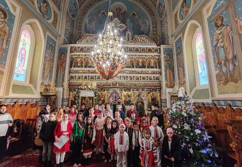 Vestitorii Nașterii Domnului la Tescani și Românești | Arhiepiscopia ...