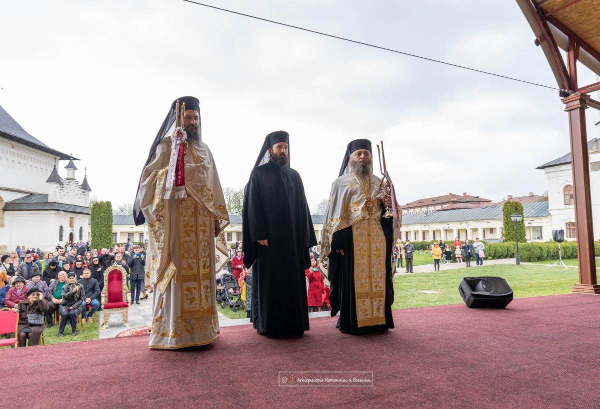 Vecernia Învierii Domnului, la Catedrala arhiepiscopală din Roman ...