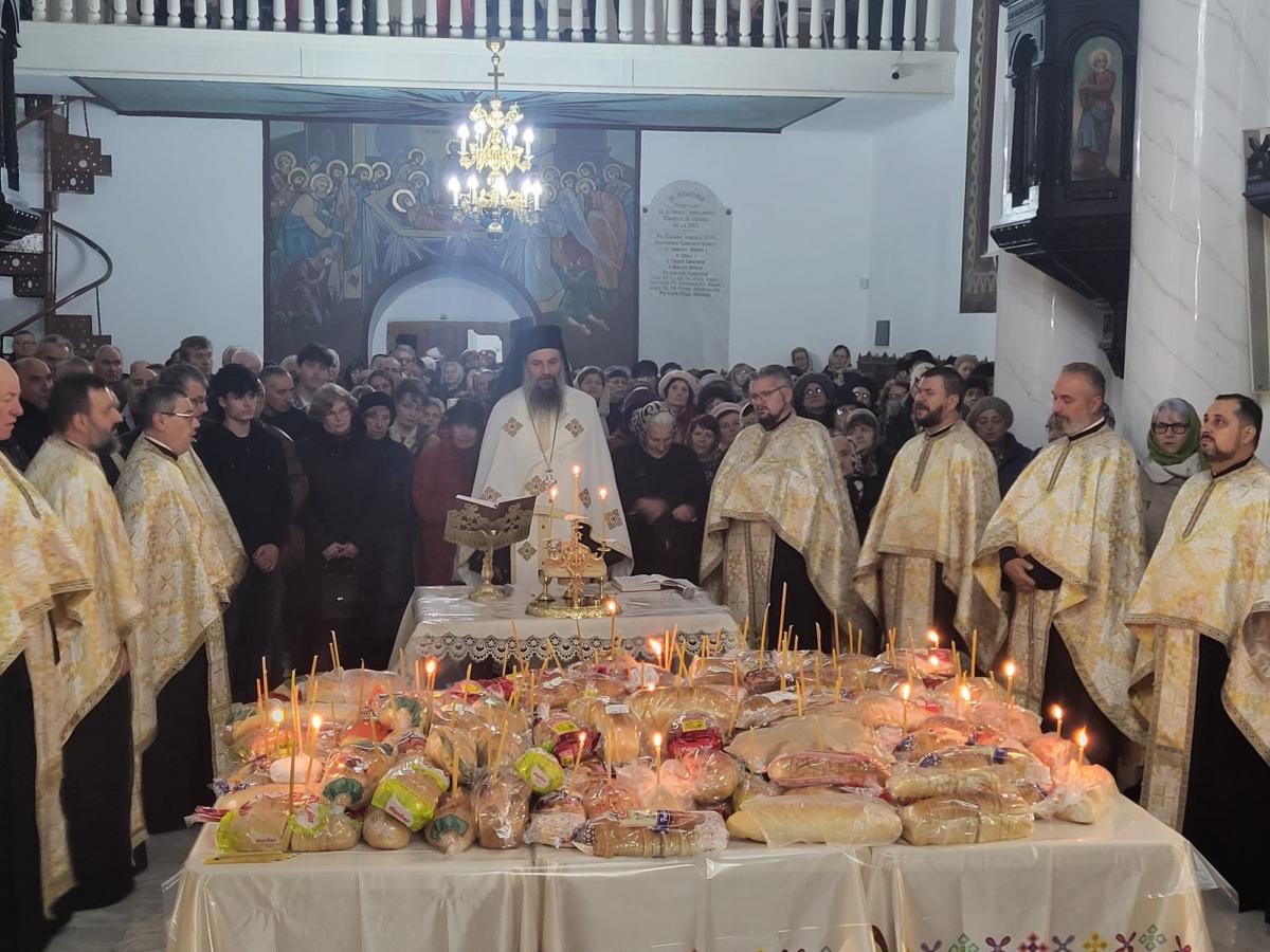 Sărbătoarea hramului Bisericii Albe din Roman | Arhiepiscopia Romanului ...