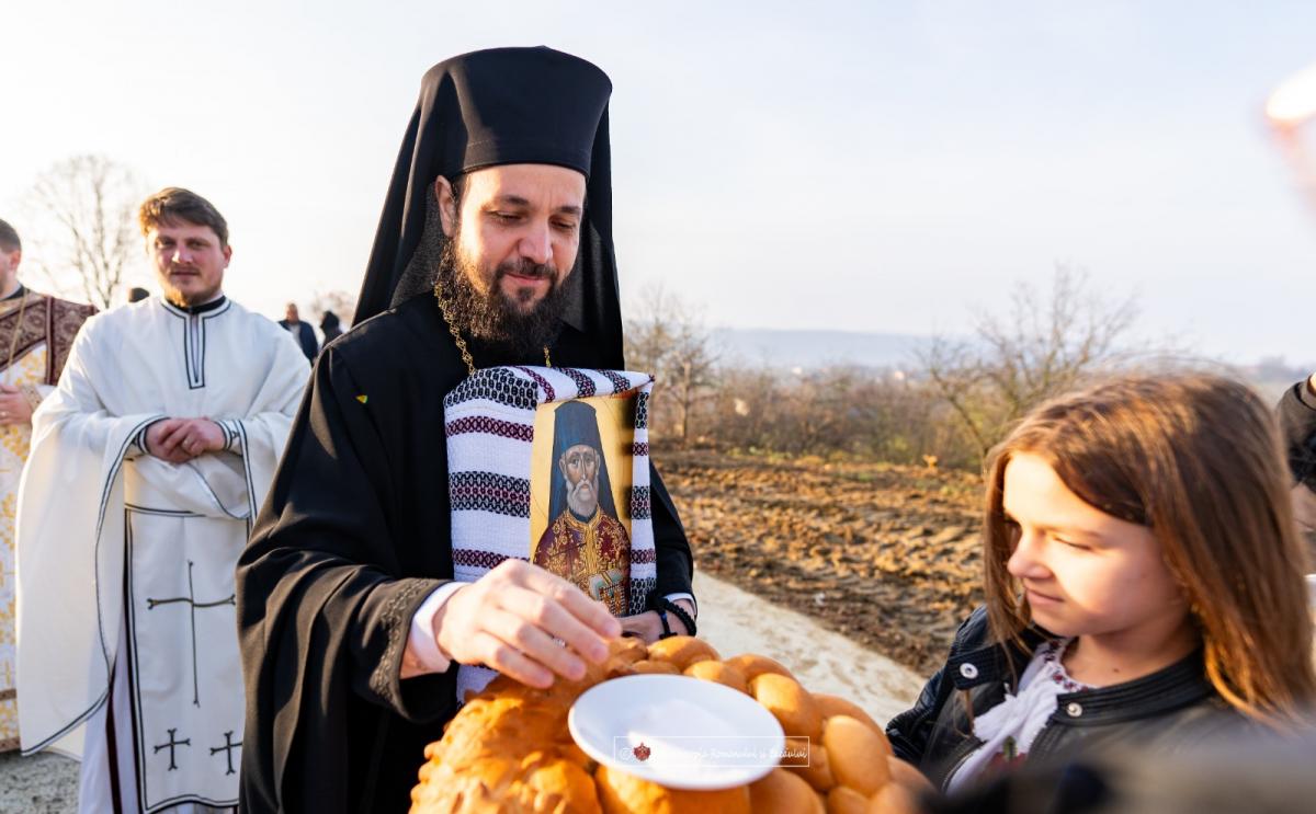 Odor de mare preț oferit în dar bisericii din satul natal al Sfântului ...