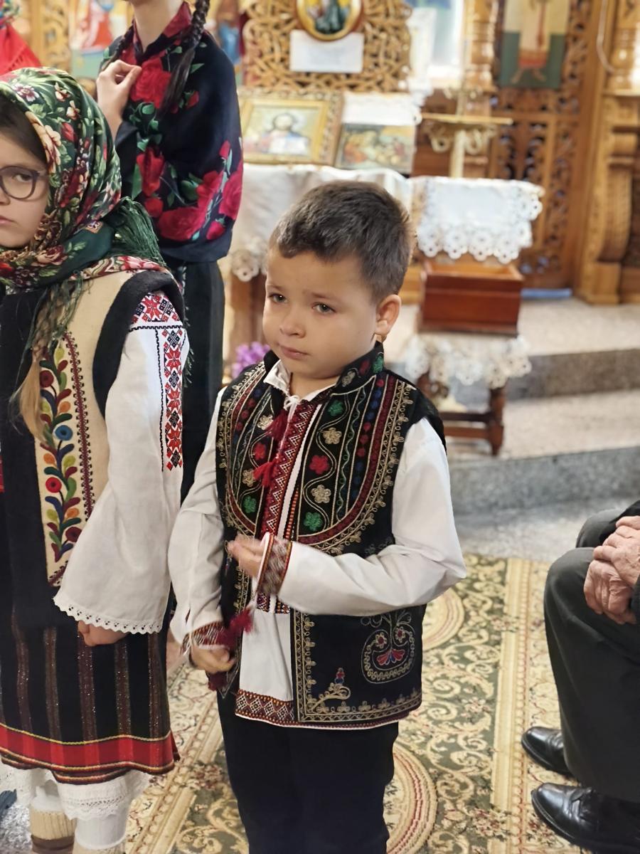 Vestitorii Nașterii Domnului la Tescani și Românești | Arhiepiscopia ...