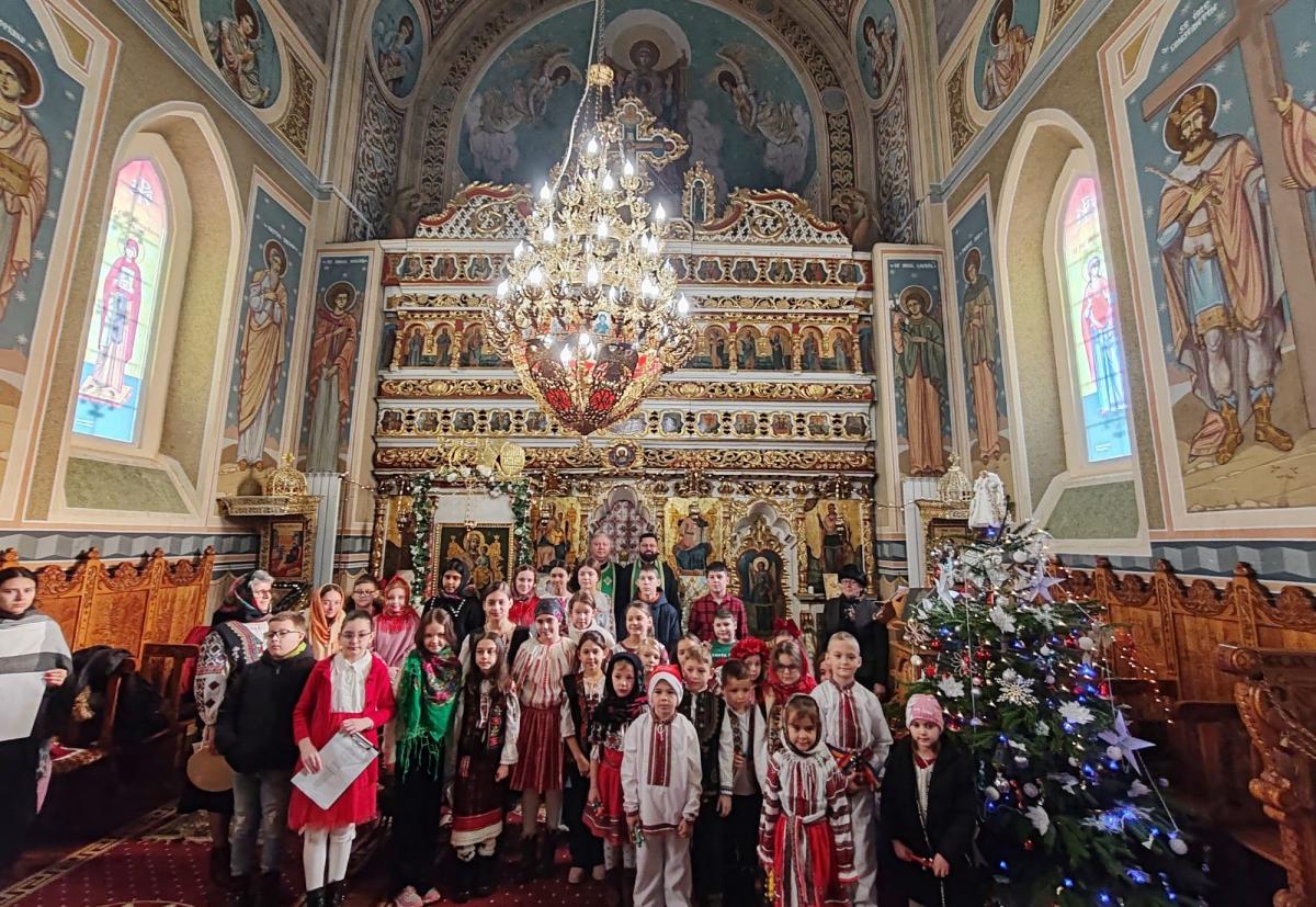 Vestitorii Nașterii Domnului la Tescani și Românești | Arhiepiscopia ...