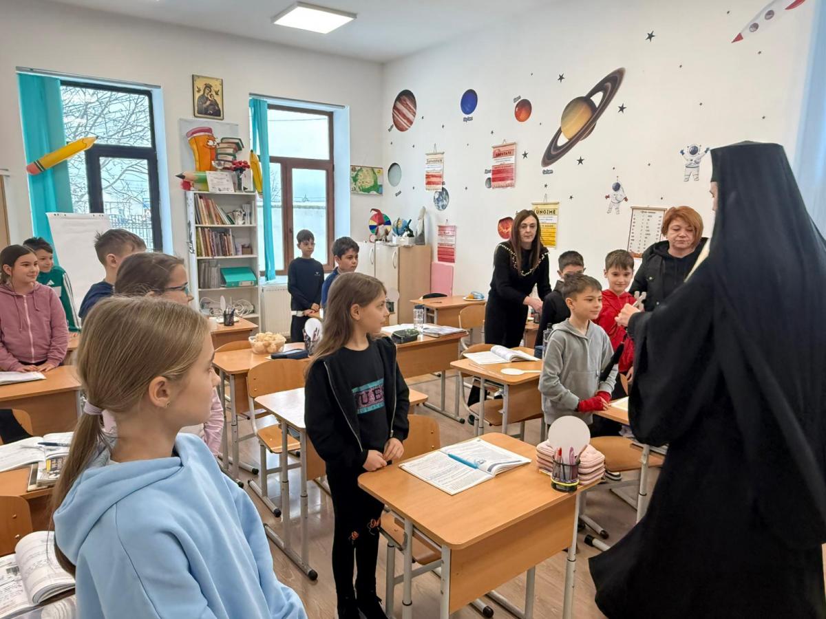 Binecuvântare arhierească la început de nou an, la Școala Gimnazială ...