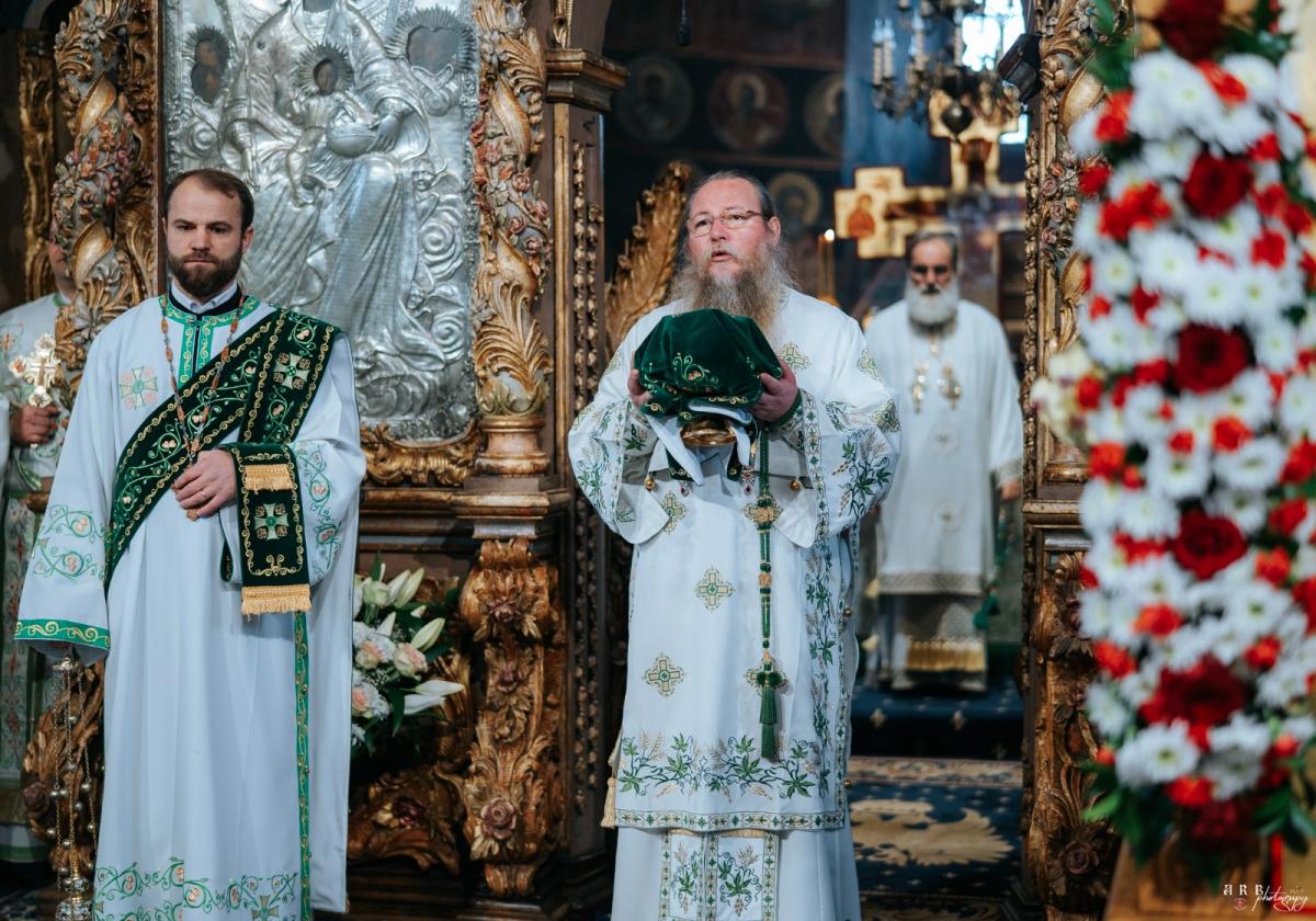 Sfânta Liturghie arhierească în cinstea Sfântului Antipa de la ...