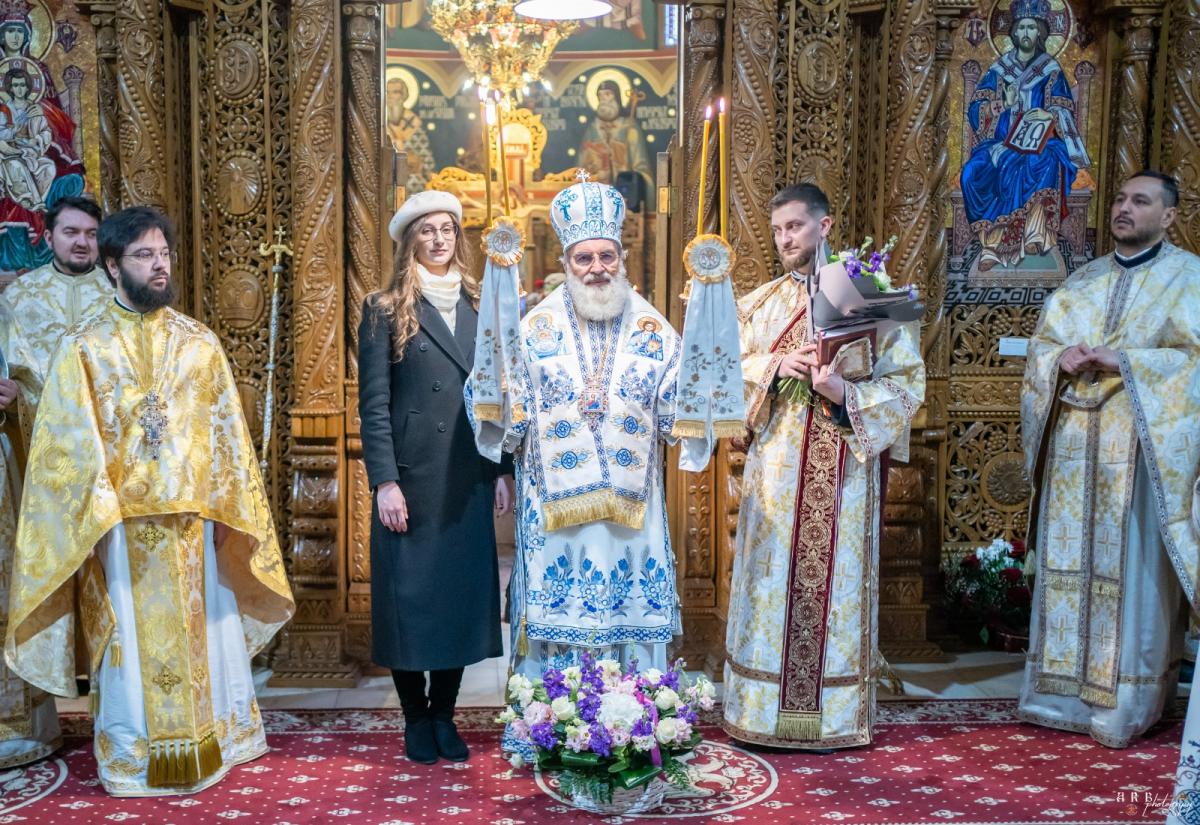 Sfânta Liturghie arhierească, la Mitrovița Bacăului | Arhiepiscopia ...