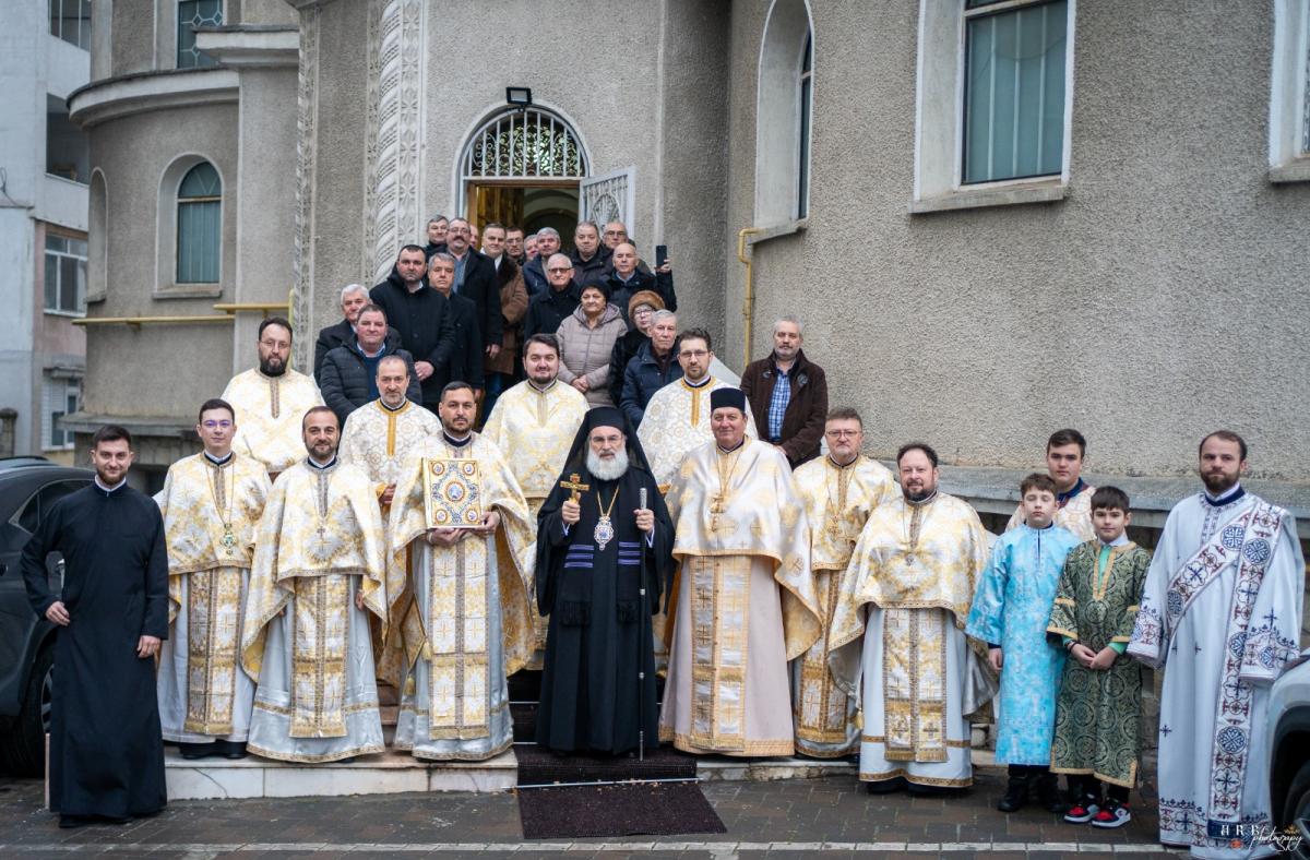 Sfânta Liturghie arhierească, la Mitrovița Bacăului | Arhiepiscopia ...